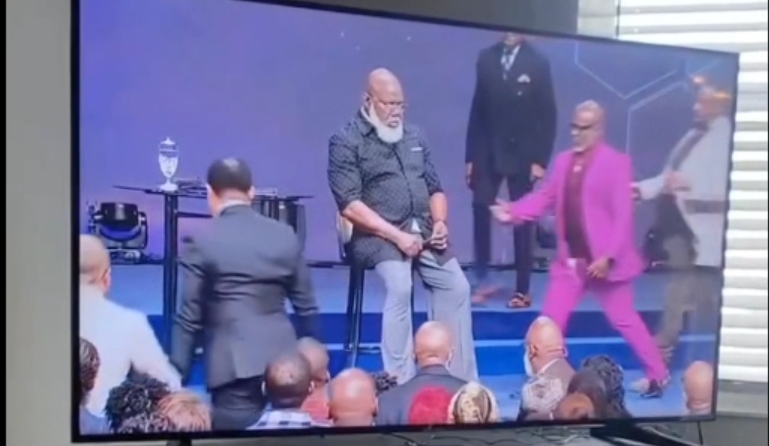 Pastor TD Jakes suffers health emergency during Sunday sermon — Akelicious