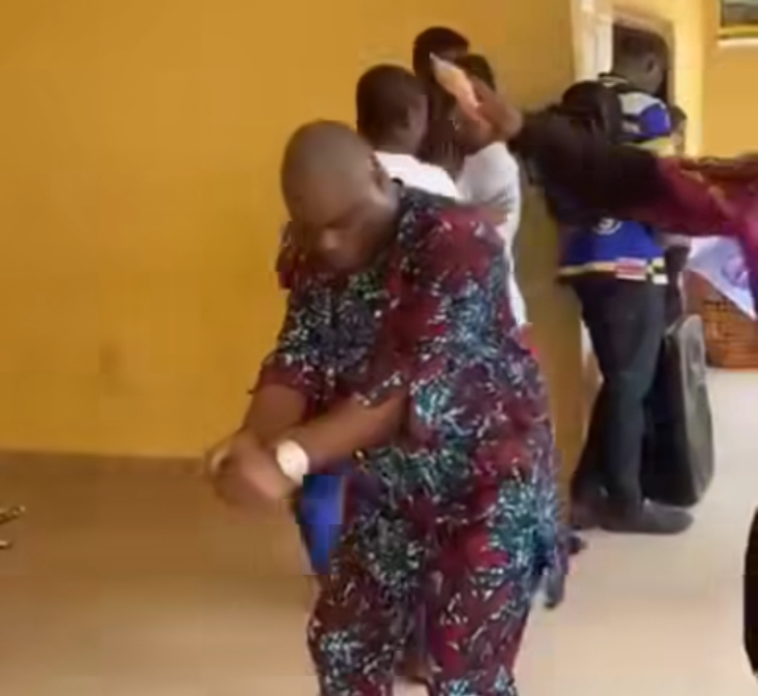 Video of Nigerian lecturer dancing with his students after class — Akelicious