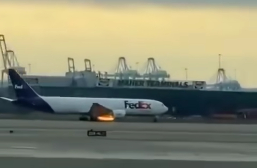 BREAKING: FedEx Flight 3609 makes emergency landing after its engine ...